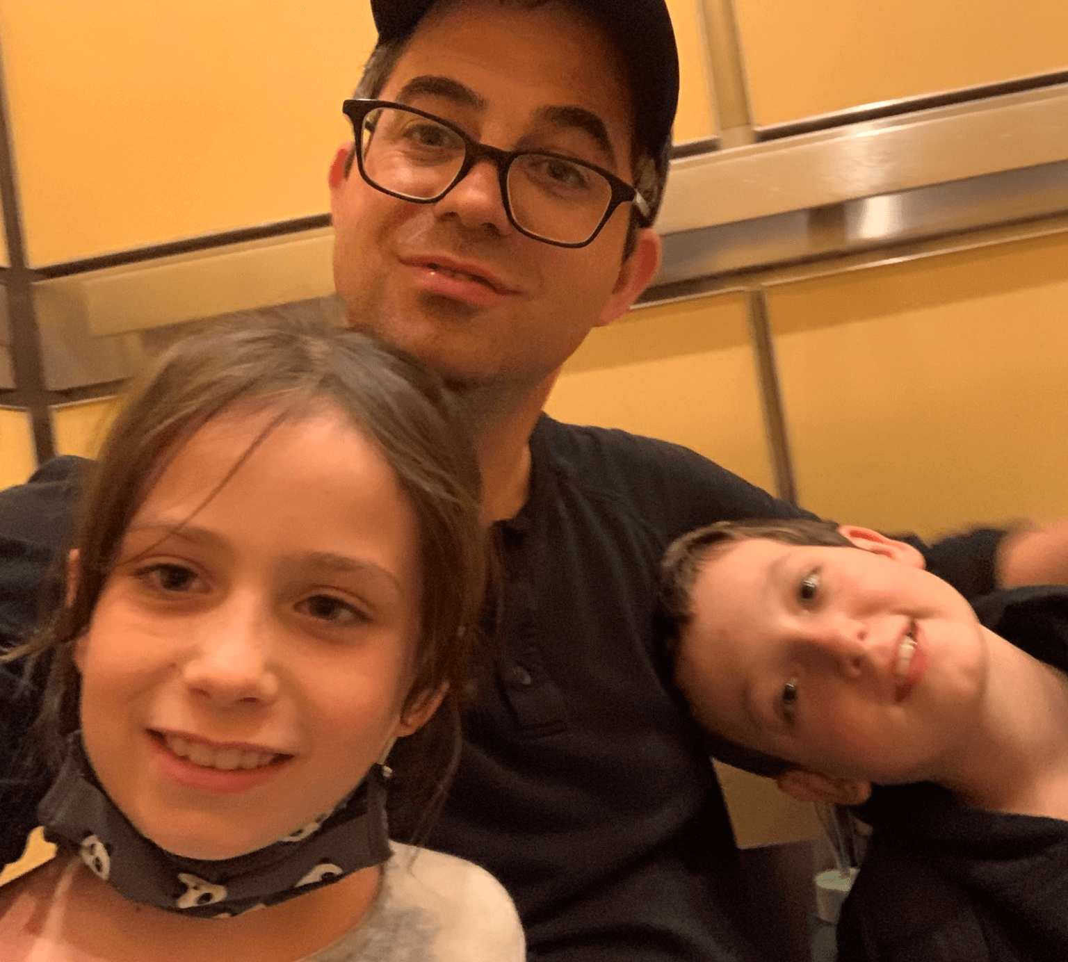 Professor teaches class of 300 students from his phone while trapped in ...